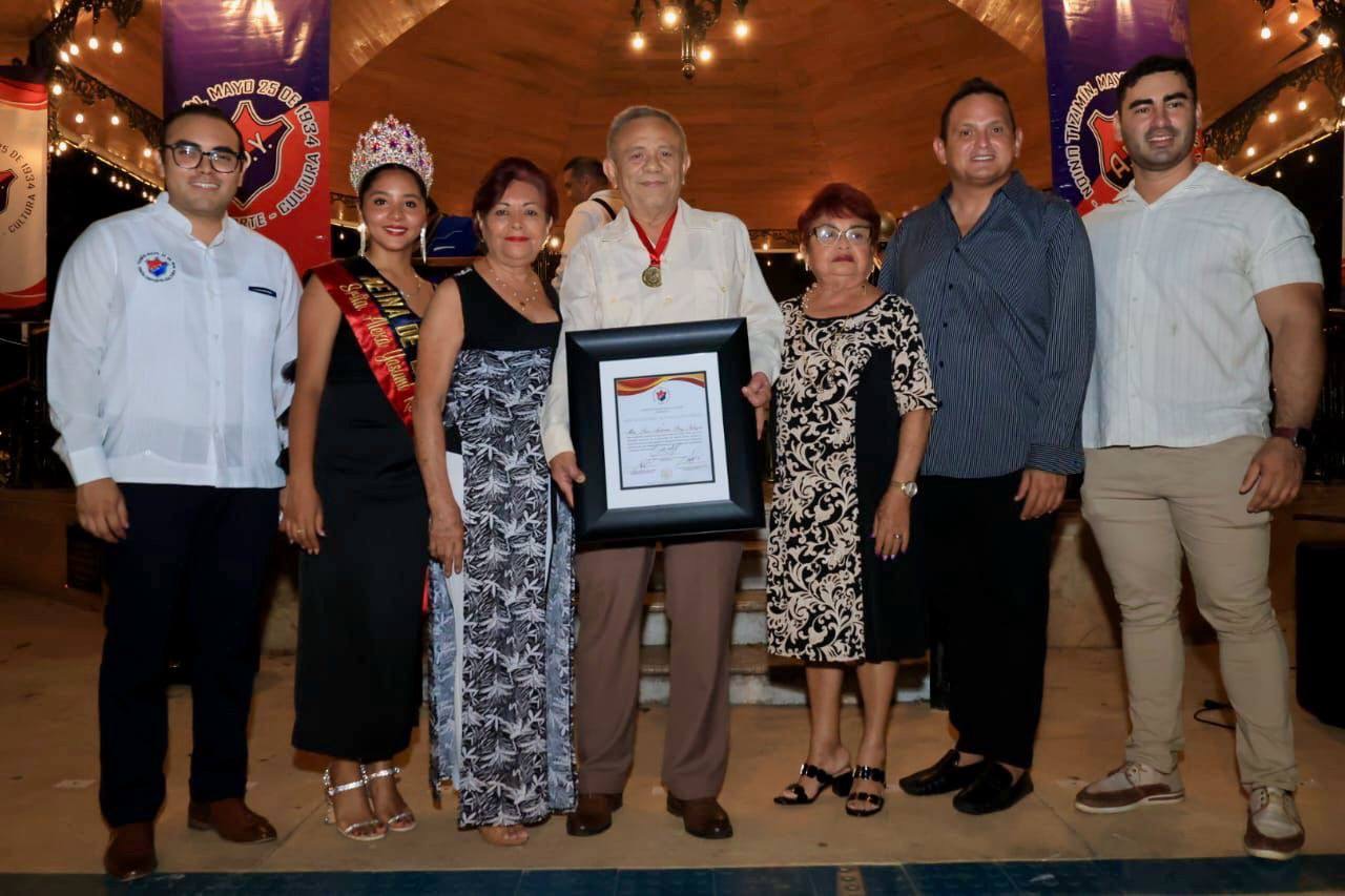 Una Noche para la Historia: Mtro. Luis Antonio Pérez Salazar recibe la ...